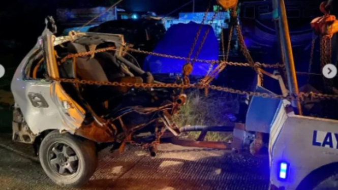 Viral Kecelakaan Mobil Veloz Tabrak Tiang hingga Terbelah 2, Ingat ... Viral Kecelakaan Mobil Veloz Tabrak Tiang hingga Terbelah 2, Ingat ...