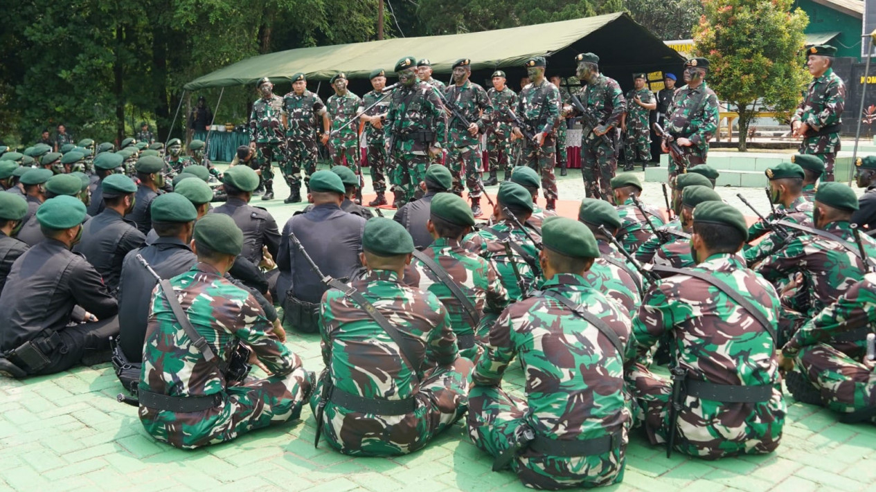 Pangkostrad Letjen TNI Muhammad Saleh Mustafa Terima Brevet Intai Tempur Pangkostrad Letjen TNI Muhammad Saleh Mustafa Terima Brevet Intai Tempur