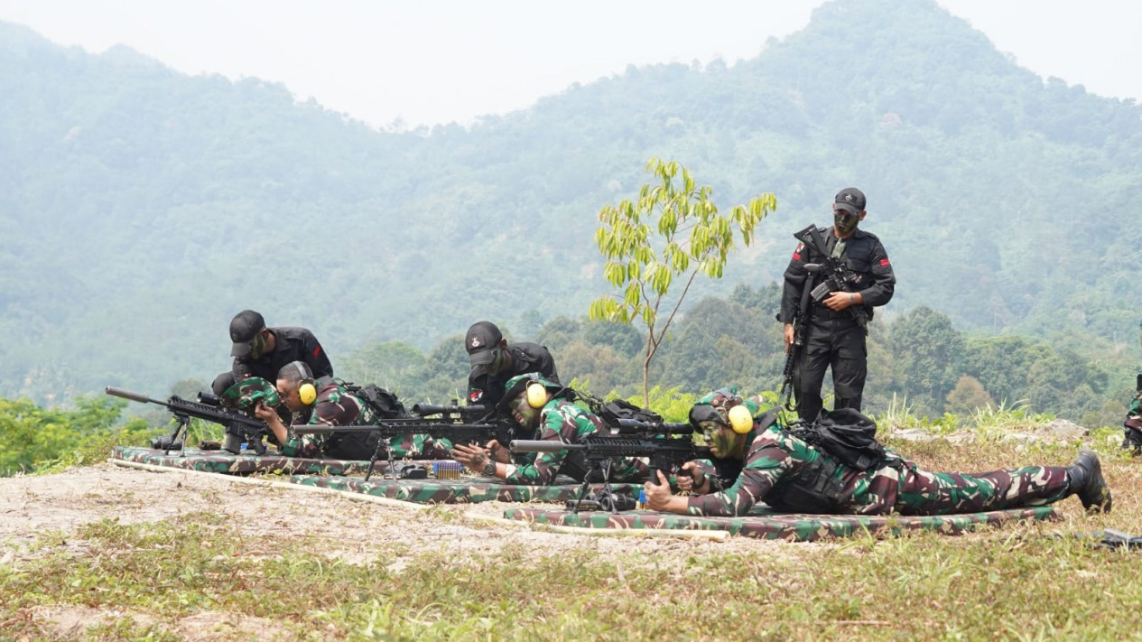 Pangkostrad Letjen TNI Muhammad Saleh Mustafa Terima Brevet Intai Tempur Pangkostrad Letjen TNI Muhammad Saleh Mustafa Terima Brevet Intai Tempur