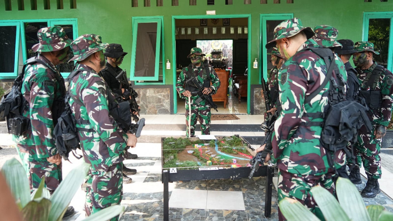 Pangkostrad Letjen TNI Muhammad Saleh Mustafa Terima Brevet Intai Tempur Pangkostrad Letjen TNI Muhammad Saleh Mustafa Terima Brevet Intai Tempur