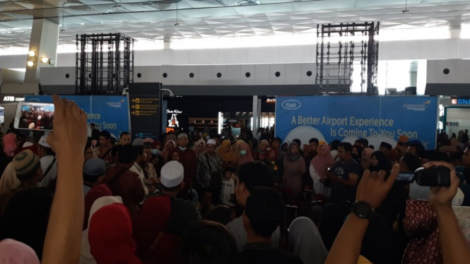 Imbas Kebijakan Saudi, Ratusan Jemaah Umrah Telantar di Bandara Soetta Imbas Kebijakan Saudi, Ratusan Jemaah Umrah Telantar di Bandara Soetta