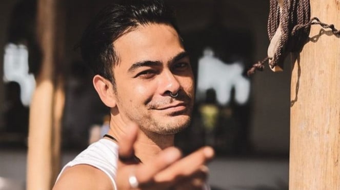 7 Potret Aktor Kiki Rizky Pose Telanjang Dada, Bikin Netizen Salfok!
