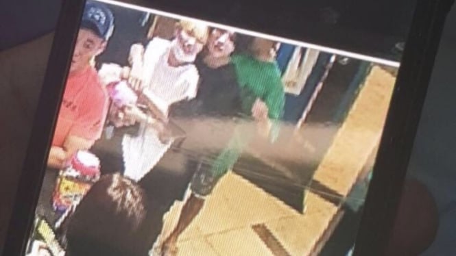 Jungkook BTS Diduga Punya Pacar, Viral Foto CCTV Lagi Pelukan! Jungkook BTS Diduga Punya Pacar, Viral Foto CCTV Lagi Pelukan!