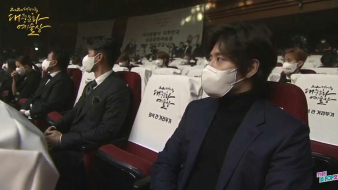 Potret Tak Biasa Hyun Bin dan Kang Ha Neul Duduk Berjauhan