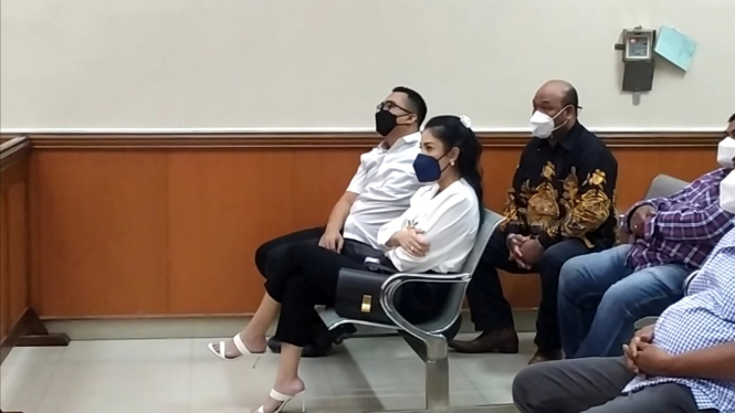 Nindy Ayunda Sapa Mesra Suami di Sidang Narkoba dan Senpi Ilegal Nindy Ayunda Sapa Mesra Suami di Sidang Narkoba dan Senpi Ilegal