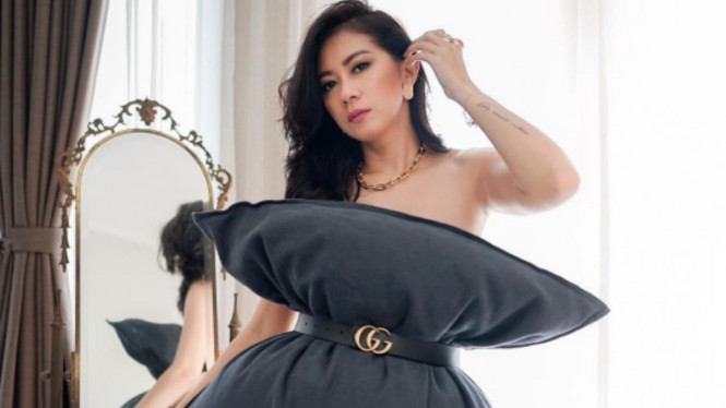 8 Pesona Hot Tante Atien Disebut Pemersatu Bangsa, Pesaing Tante Ernie