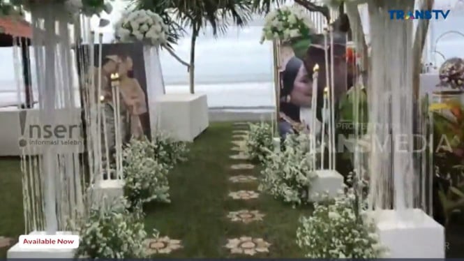 8 Potret Akad Nikah Venna Melinda dan Ferry Irawan, di Pinggir Pantai!