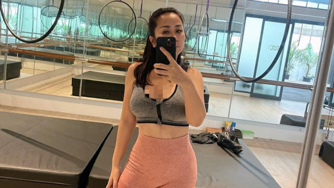 8 Potret Menggoda Tante Ernie Pakai Sport Bra, Seksinya Kelewatan! | Halaman 2