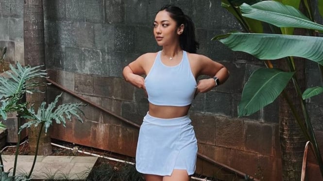 6 Aksi Anindita Hidayat Pamer Otot Perut, Nomor 3 Bikin Keringetan