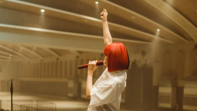 6 Potret Nyentrik Isyana Sarasvati, Rambutnya Bikin Salfok!