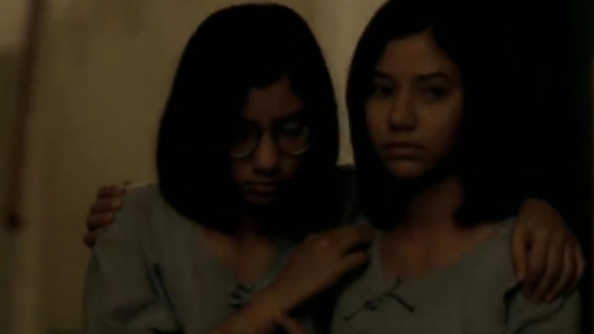 Merinding! Kembar Siam Jatuh Cinta Berujung Petaka di Film Alone