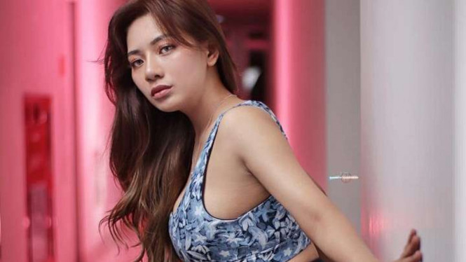 5 Potret Seksi Berlliana Lovell, Buat Warganet Fokus Ke 'Sela-sela'