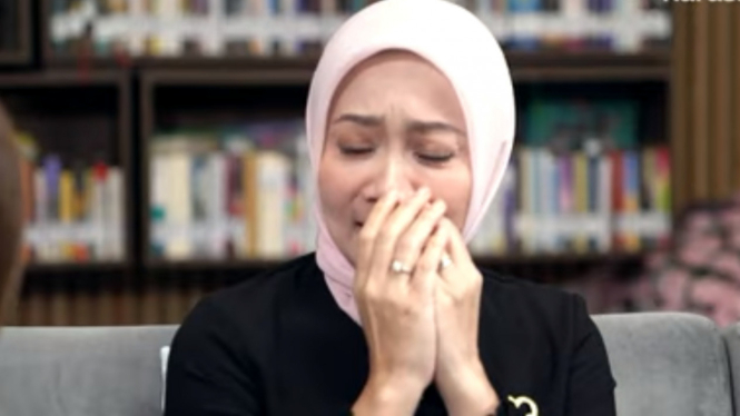 Tangis Atalia Praratya Saat Tahu Nama Eril Dihapus dari Kartu Keluarga Tangis Atalia Praratya Saat Tahu Nama Eril Dihapus dari Kartu Keluarga