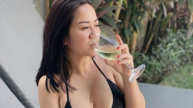 Pakai Bikini, Tubuh Mulus 7 Artis Indonesia Ini Bikin Iri | Halaman 2