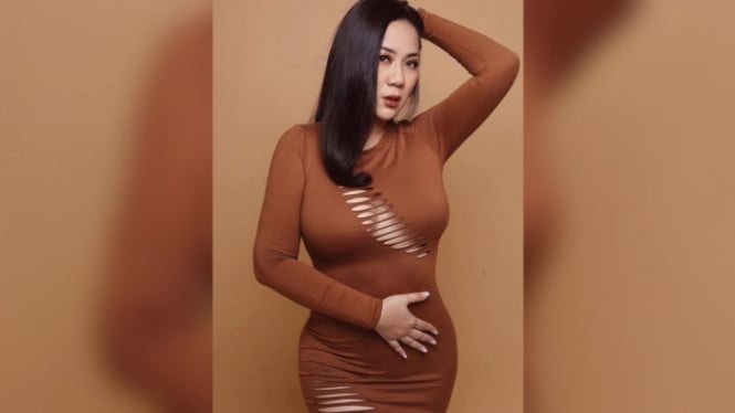 7 Potret Seksi Tante Ernie Pemersatu Bangsa, Baju Transparan Disorot | Halaman 2