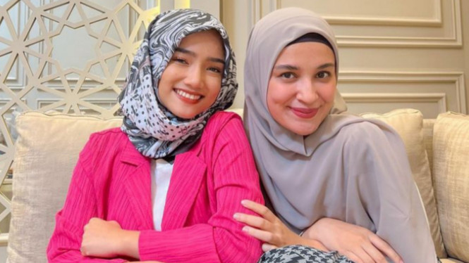 Sempat Nazar, Fuji Unggah Foto Tutup Aurat dengan Shireen Sungkar