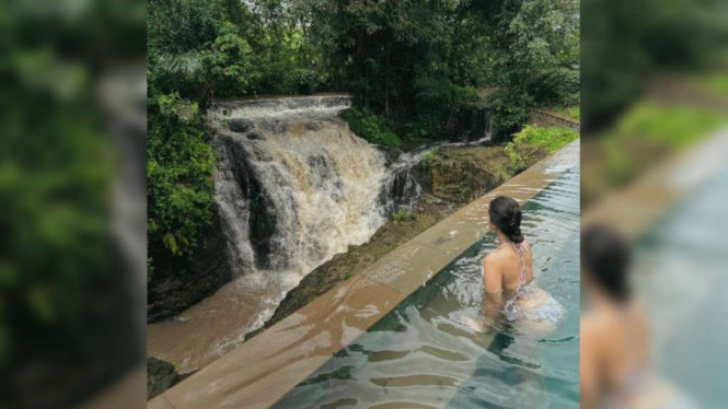 5 Potret Seksi Anya Geraldine Pakai Bikini, No 4 di Kolam Renang