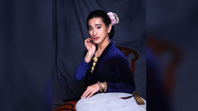 Bio One Tampil Cosplay Jadi Wanita Berkebaya Biru, Tuai Pujian Bio One Tampil Cosplay Jadi Wanita Berkebaya Biru, Tuai Pujian