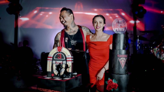 Berciuman Mesra, Jerinx SID dan Nora Alexandra Rayakan Anniversary ke-3 Berciuman Mesra, Jerinx SID dan Nora Alexandra Rayakan Anniversary ke-3