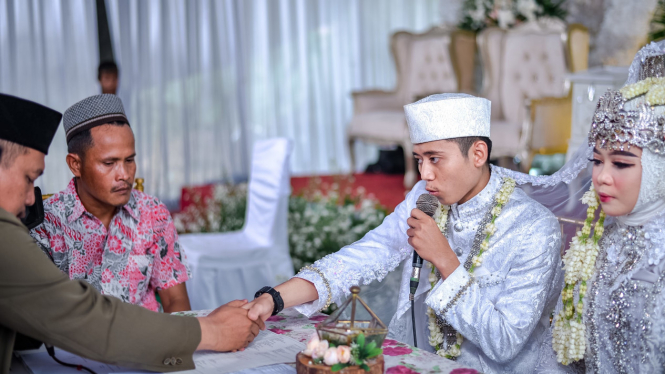 7 Potret Sosok 'R', Pria yang Diduga Selingkuh dan Kepergok Berzina ... 7 Potret Sosok 'R', Pria yang Diduga Selingkuh dan Kepergok Berzina ...