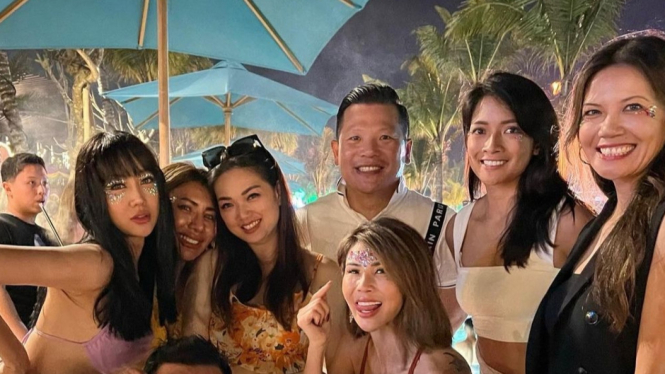 6 Potret Lucinta Luna Rayakan Tahun Baru 2023, Berbikini Seksi Nempel ... 6 Potret Lucinta Luna Rayakan Tahun Baru 2023, Berbikini Seksi Nempel ...
