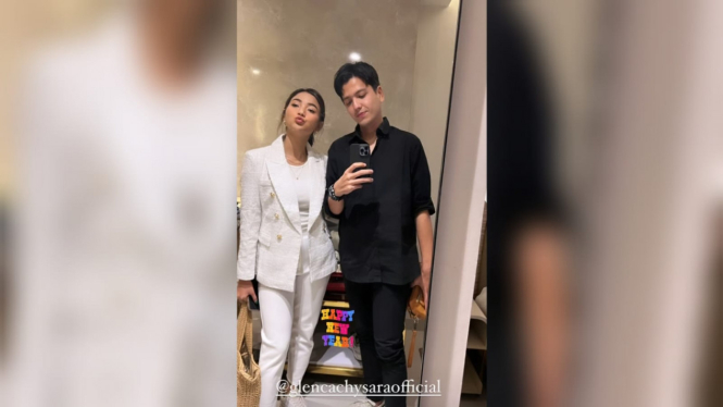 6 Potret Artis Rayakan Malam Tahun Baru 2023 dan Pertama Kali Jadi ... 6 Potret Artis Rayakan Malam Tahun Baru 2023 dan Pertama Kali Jadi ...