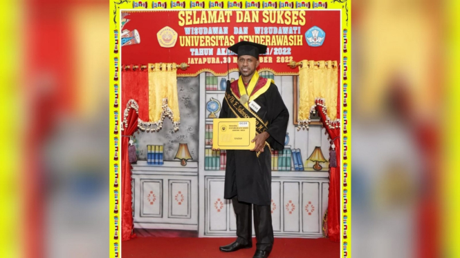 Panutan! Pesepak Bola Boaz Solossa Raih Gelar Magister di Universitas ... Panutan! Pesepak Bola Boaz Solossa Raih Gelar Magister di Universitas ...
