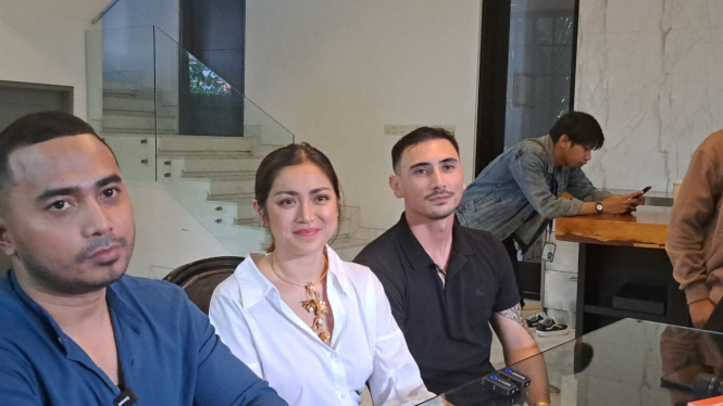 'Full Senyum' Jessica Iskandar Sebut Polisi Tetapkan Christoper ... 'Full Senyum' Jessica Iskandar Sebut Polisi Tetapkan Christoper ...