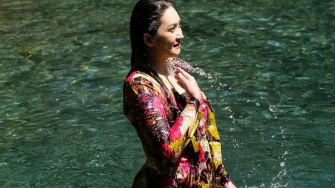 Seksinya Nafa Urbach Mandi di Sungai dengan Baju Basah-basahan, Penampilannya Bak Bidadari