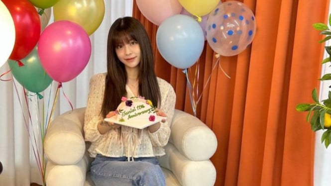 Rayakan 11 Tahun Debut, Penyanyi Juniel Adakan Siaran Langsung