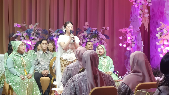 Posisi Rully Ketika Lamar Dewi Perssik, Shah Rukh Khan dan Orang ... Posisi Rully Ketika Lamar Dewi Perssik, Shah Rukh Khan dan Orang ...