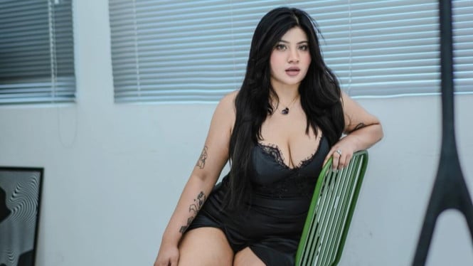 5 Potret Dea Ayu dengan Baju Dinas Malam, Bikin Keringetan!