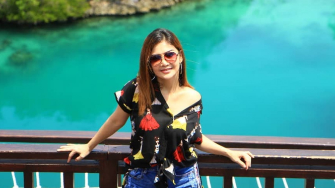 Heboh Irma Darmawangsa Seksi Pakai Bikini Di Pinggir Pantai
