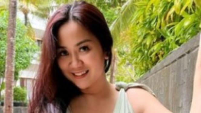 Pose Menawan Tante Ernie Bikin Haus, 'Izin Download Ya'