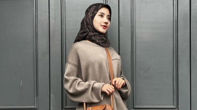 Pamer Potret Pakai Hijab, Penampilan Ghea Youbi Mirip Ibu-Ibu Anggota DPR Pamer Potret Pakai Hijab, Penampilan Ghea Youbi Mirip Ibu-Ibu Anggota DPR