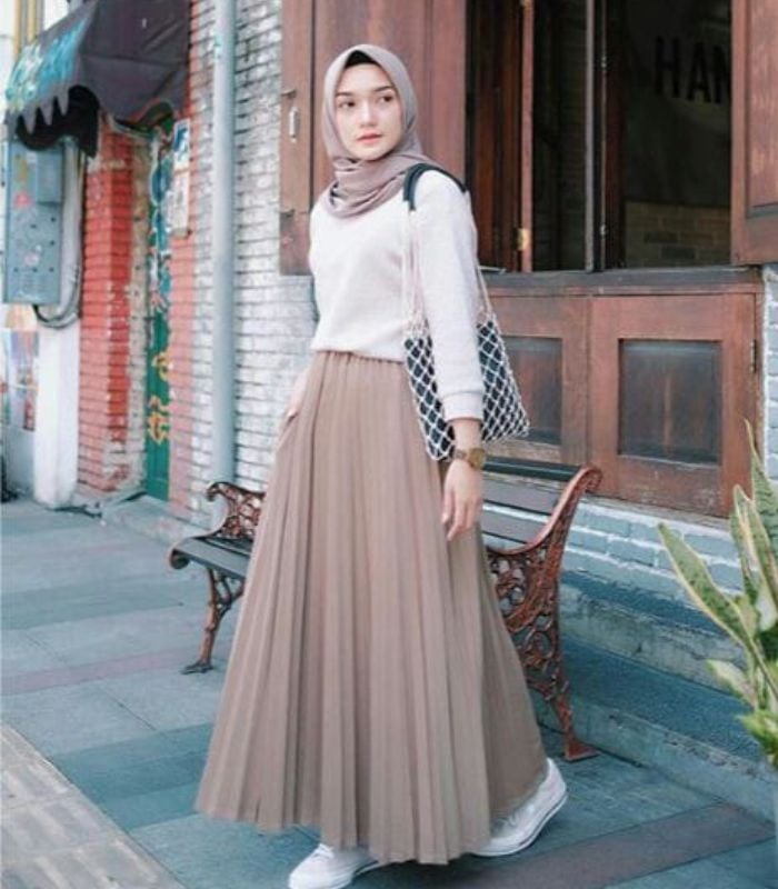 9 Inspirasi OOTD Rok Plisket Hijab, Tampil Fashionable dan Elegan | Halaman 2