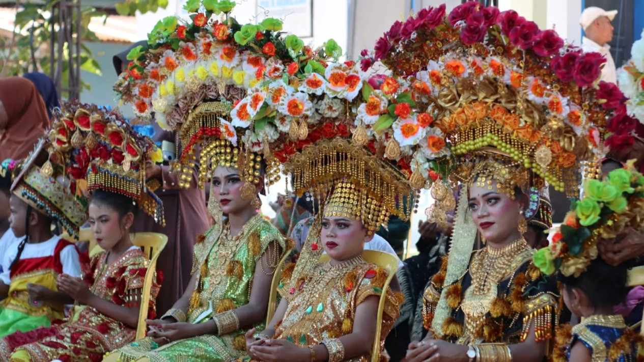 Foto Tradisi Adat Karia Pada Gadis Suku Muna