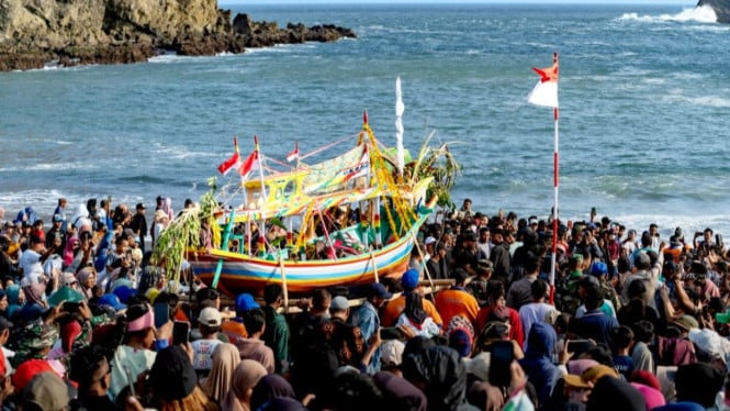 Tradisi Larung Sesaji di Pantai Selatan Jawa, Doa yang Dilarung ke Samudra