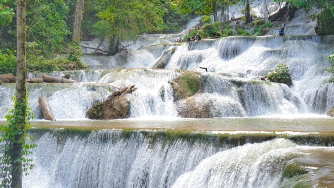 Air Terjun Moramo, Keindahan Bertingkat di Tengah Hutan Konservasi ...