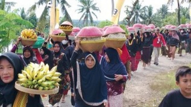 Ritual ‘Nunas Neda’ di Kesik Digelar, Warga Syukuran Hujan Bareng HUT ...