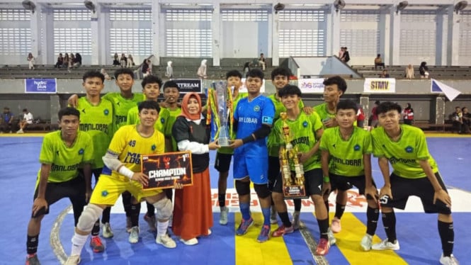 Tim Futsal MAN Lombok Barat Juarai SMANSAGARI Futsal Cup 2025