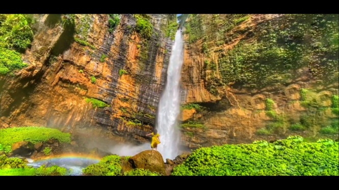 Pesona Magis Air Terjun Kapas Biru di Kaki Gunung Semeru