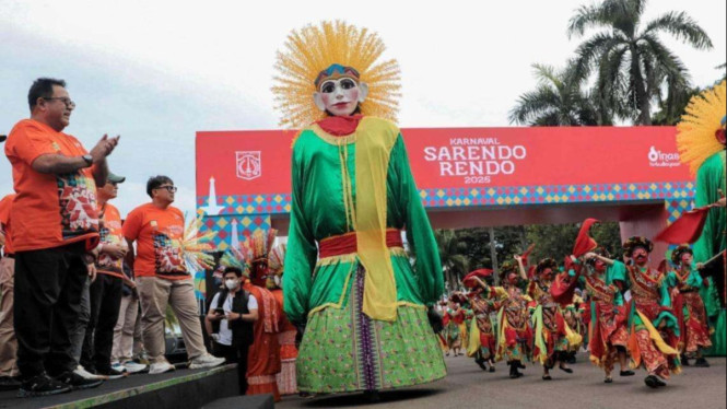 Pertunjukan Tari Topeng dalam Karnaval Sarendo-rendo 2025