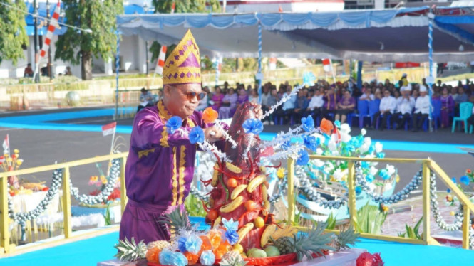 Pemotongan Kue Adat Tamo dalam Tulude 2026 Desa Darunu