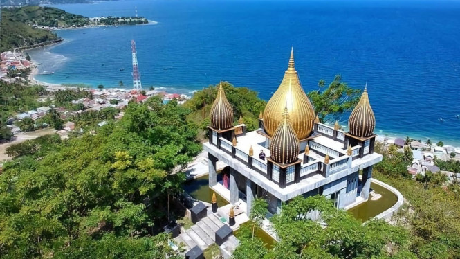 Pesona Masjid Walima Emas, Keindahan Kubah Berlapis Emas Serambi ...