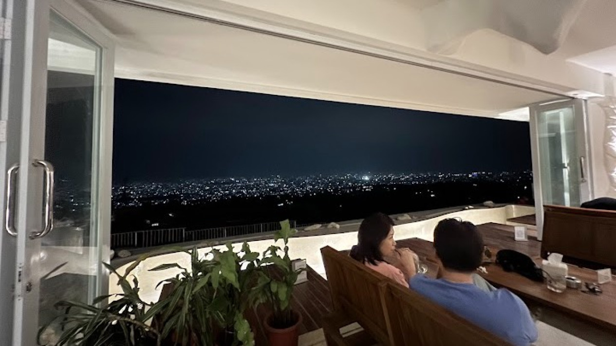 Foto Cafe Viral Gua Bandung, Tersembunyi di Balik Pemandangan Memukau ...