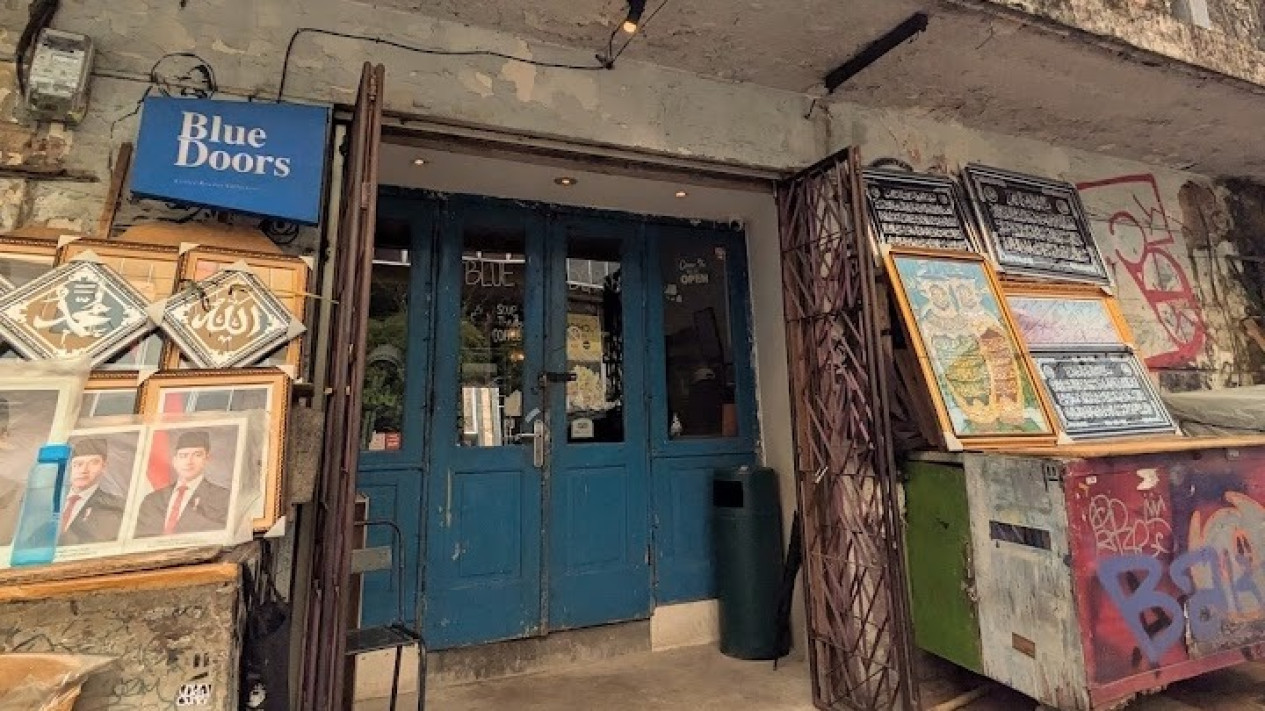 Foto Nostalgia Kolonial Blue Doors Cafe di Bandung, Suguhkan Suasana ...
