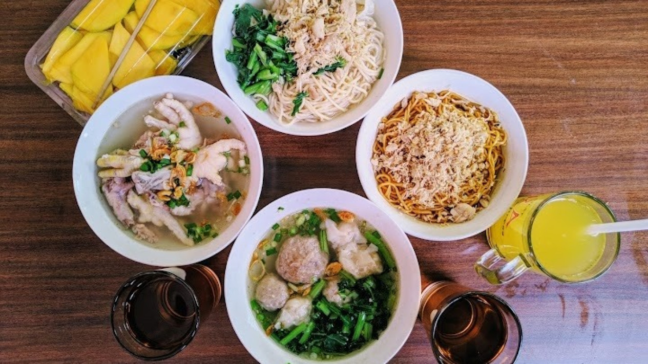 Foto Sensasi Mie Baso Akung, Kuliner Bandung yang Wajib Dikunjungi Saat ...
