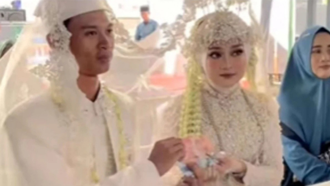 Bikin Iri, Pria Ini Nikahi Wanita Cantik Maharnya Rp250 Ribu Bikin Iri, Pria Ini Nikahi Wanita Cantik Maharnya Rp250 Ribu