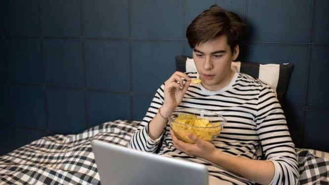 Waspada! Ini Dampak Buruk Kebiasaan Ngemil dan Mager bagi Tubuh Anda